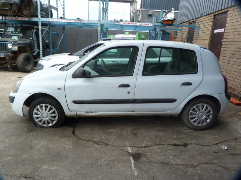 Renault Clio II 1.4 16V Manual White - 2006 STRIPPING FOR SPARES ...